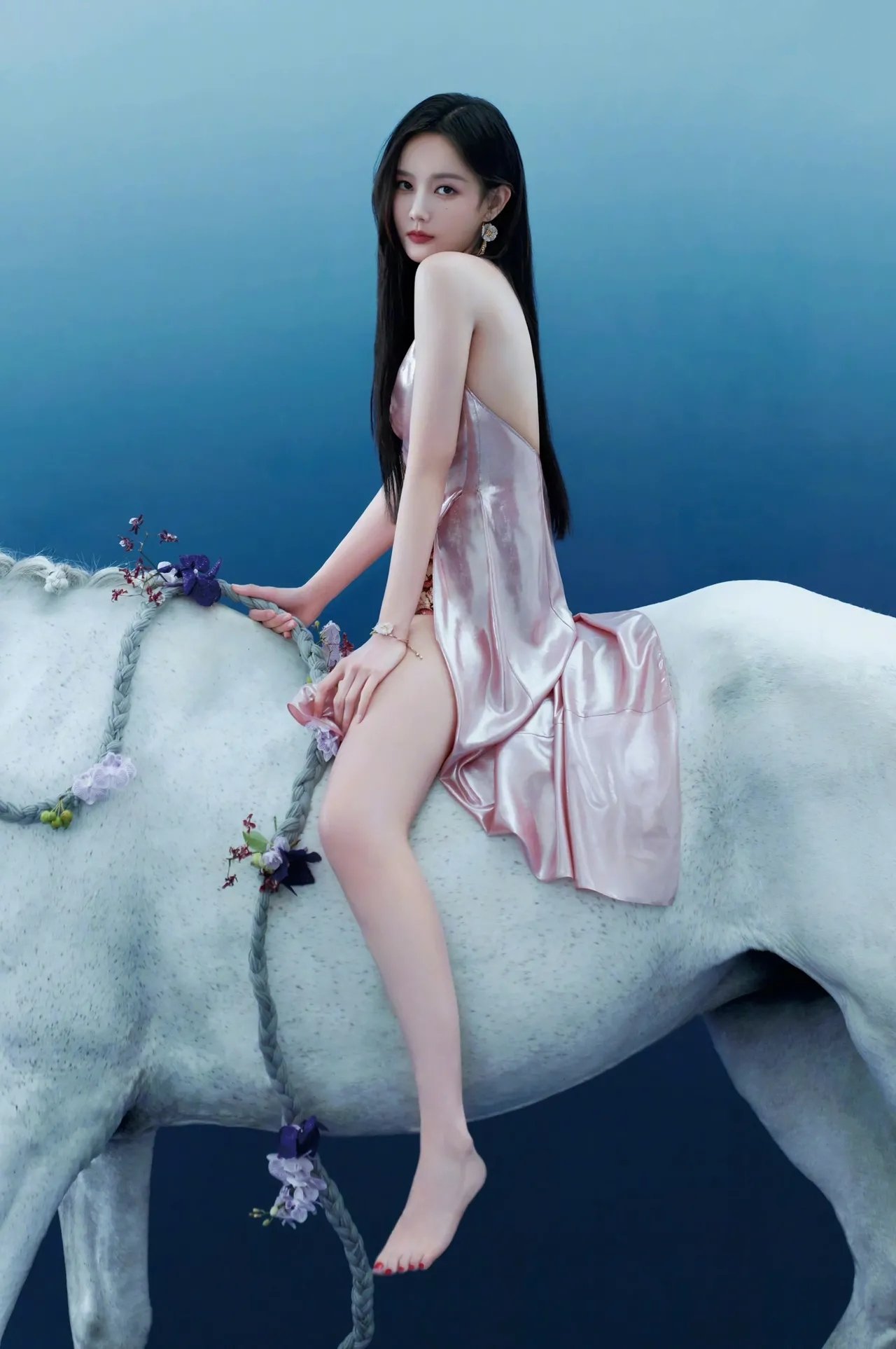 Xiao Zai 旺小仔💯 on Twitter: "A Chinese actress on the cover of a fashion magazine. 小仔喜欢李一桐饰演的黄蓉 ...