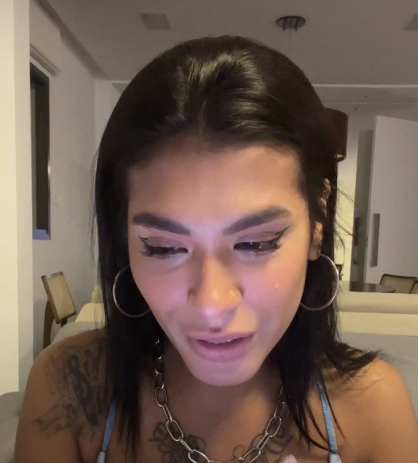 T H A I S On Twitter A Pocah Chorando Na Live Pq A Música Dela Lançou