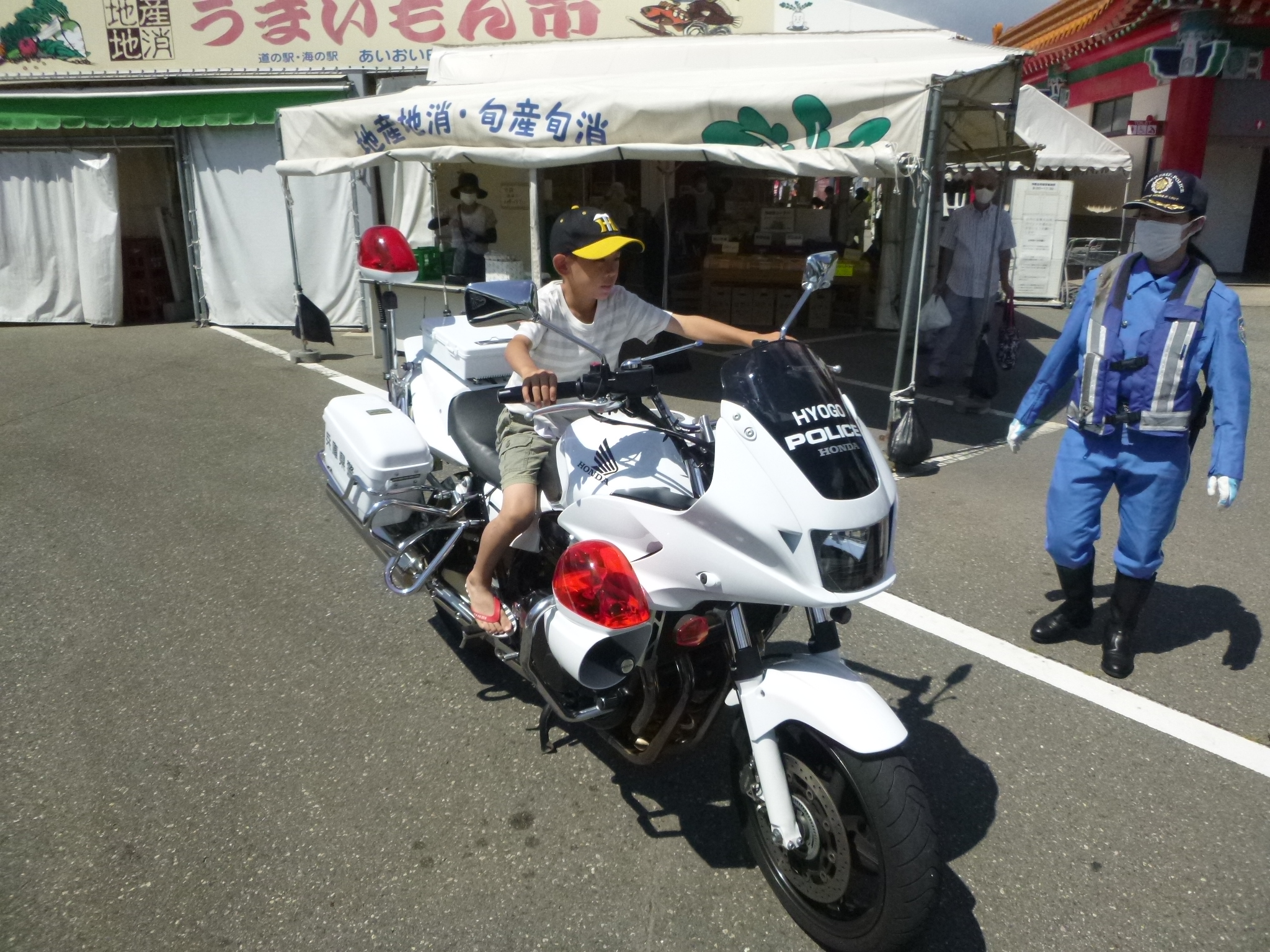 兵庫県警察本部交通企画課 on Twitter: "【＃バイクの日 ＃相生署】8月19日のバイクの日にあいおい白龍城駐車場において白バイ、パトカーを展示し、チラシやグッズを配布して交通事故防止 ...