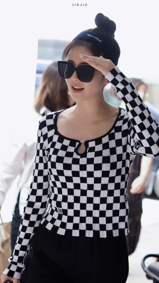 bailu 白鹿 on Twitter: "220819 — fansite update 🌊 © JIAJIU·BMY白鹿 going to work 💼 | bailu as jiang ...