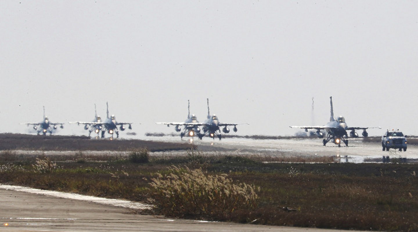 ROK Military Fan on Twitter: "#ROKAF KF-16U fighter jets arriving in Darwin, Australia. The ...