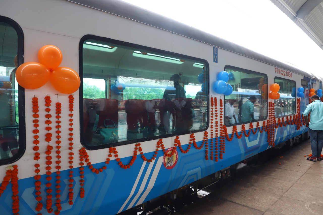 Ashwini Vaishnaw on Twitter: "Vistadome coaches added to Jan Shatabdi Express between Bhopal and ...