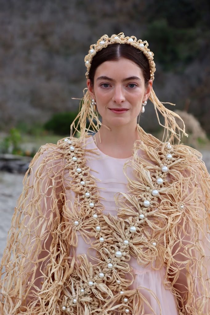 Pop Crave on Twitter: "Lorde looks gorgeous on the set of her music video for “Oceanic Feeling ...