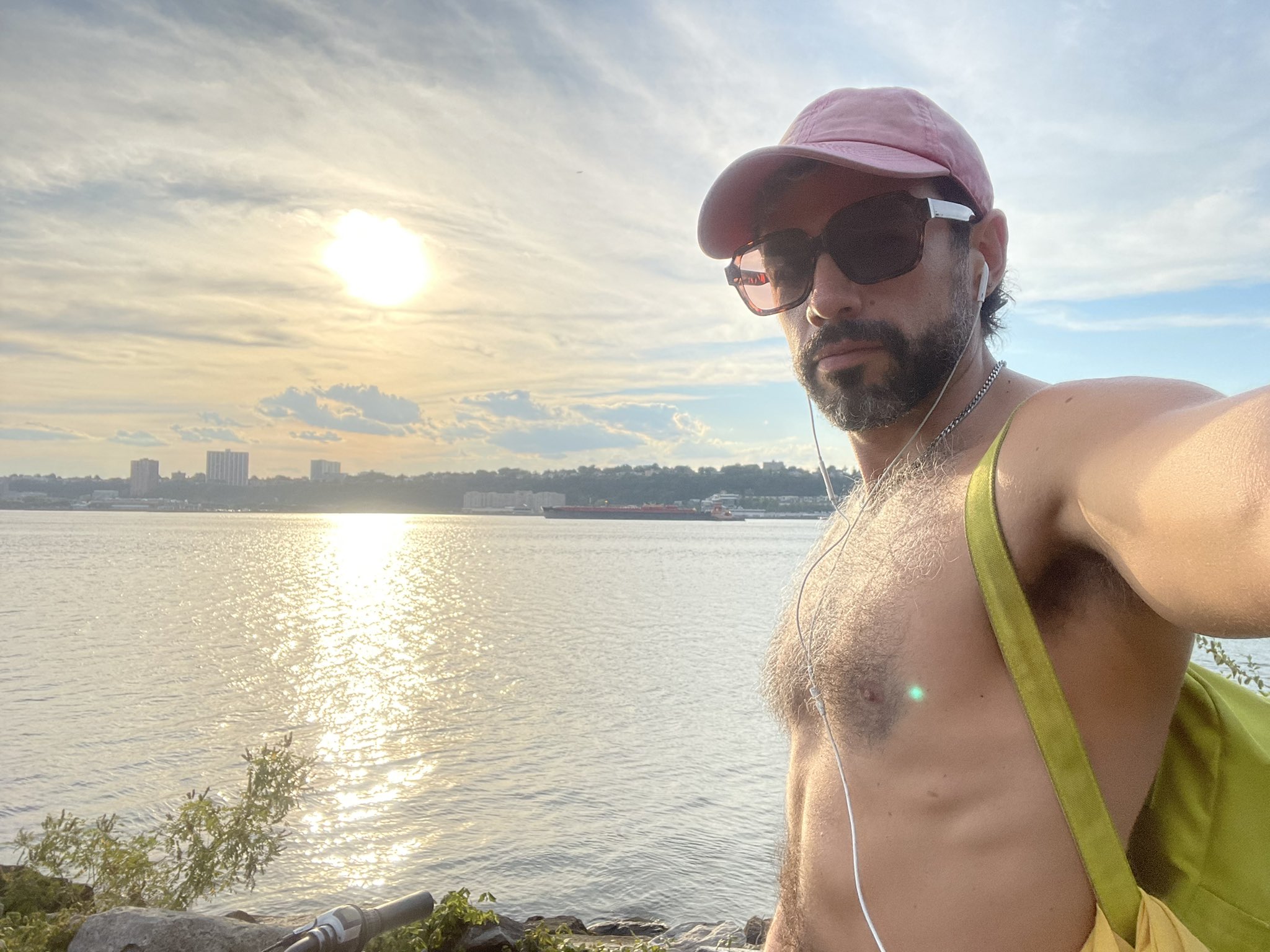 Steban Thoseet on Twitter: "Sunset time, sweaty armpit time💦👋🏼 https://t.co/Rrf4vCpHai" / Twitter