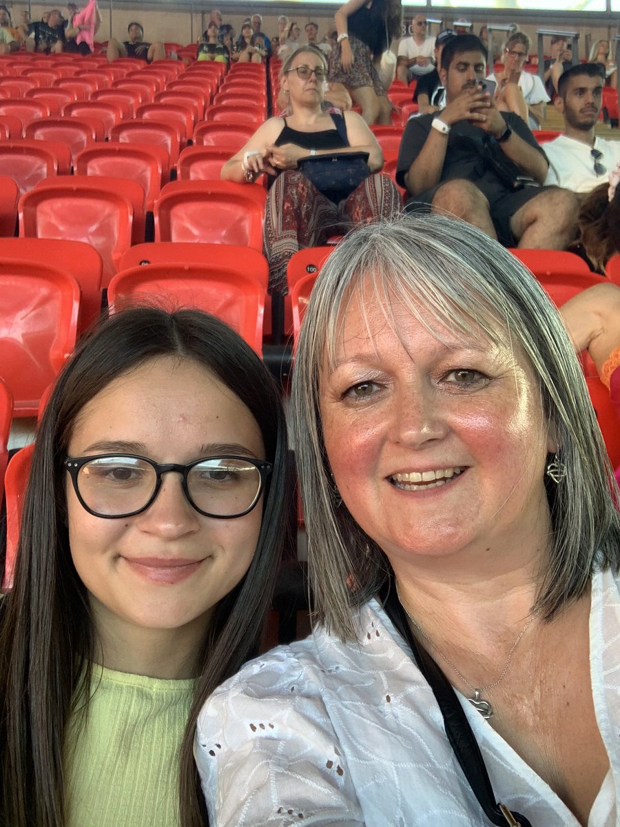 Julie Banks's Instagram, Twitter & Facebook on IDCrawl