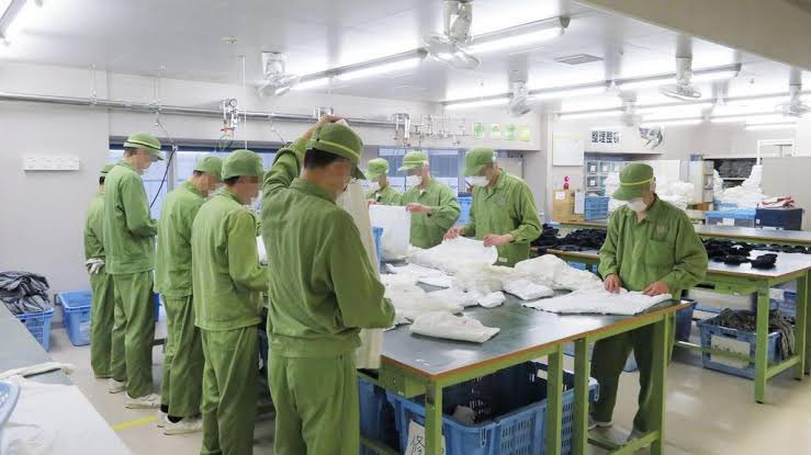 神戸刑務所、獄中日記 On Twitter 娑婆でマスクが高額で売られたり、品薄で大変だった時、刑務所の作業でマスクを作る工場が新設された。私はミシンに乗って娑婆の皆様にマスクを！！と言う 