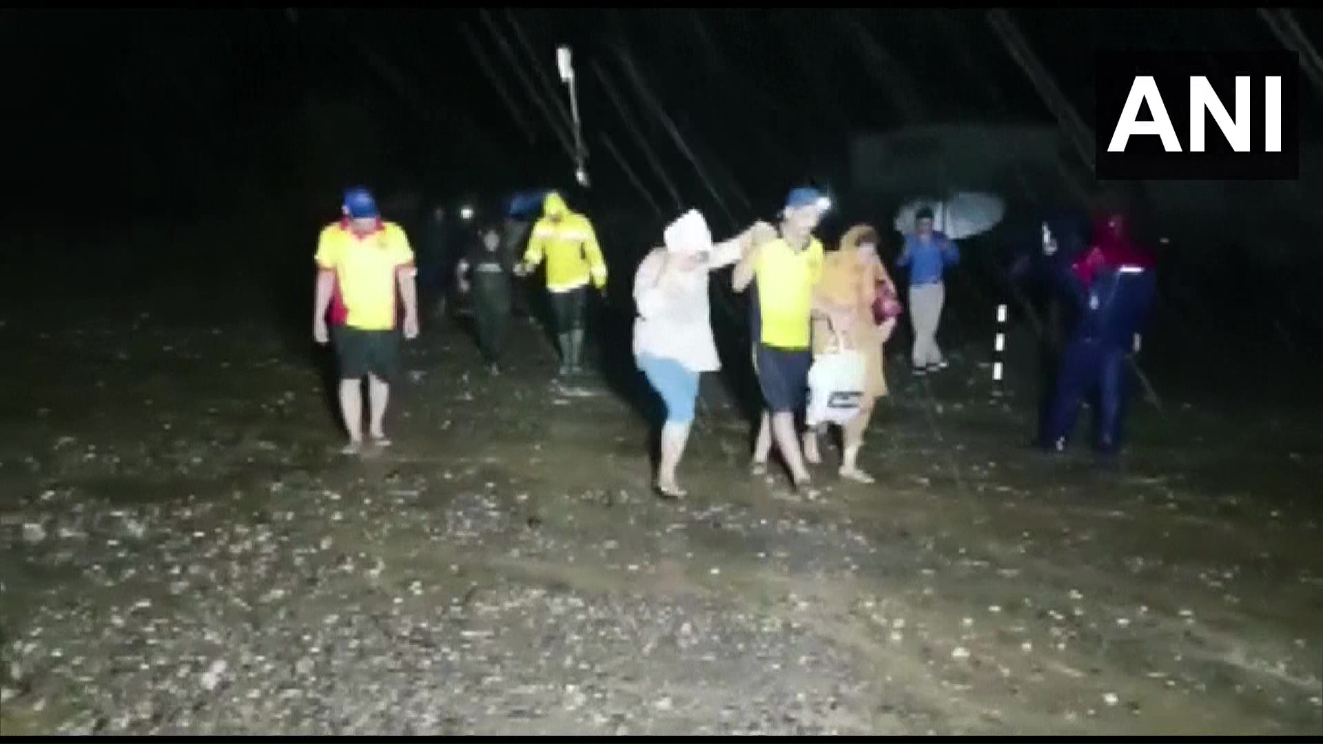 ANI UP/Uttarakhand on Twitter: "Uttarakhand | SDRF teams engage in rescue operation in Sarkhet ...