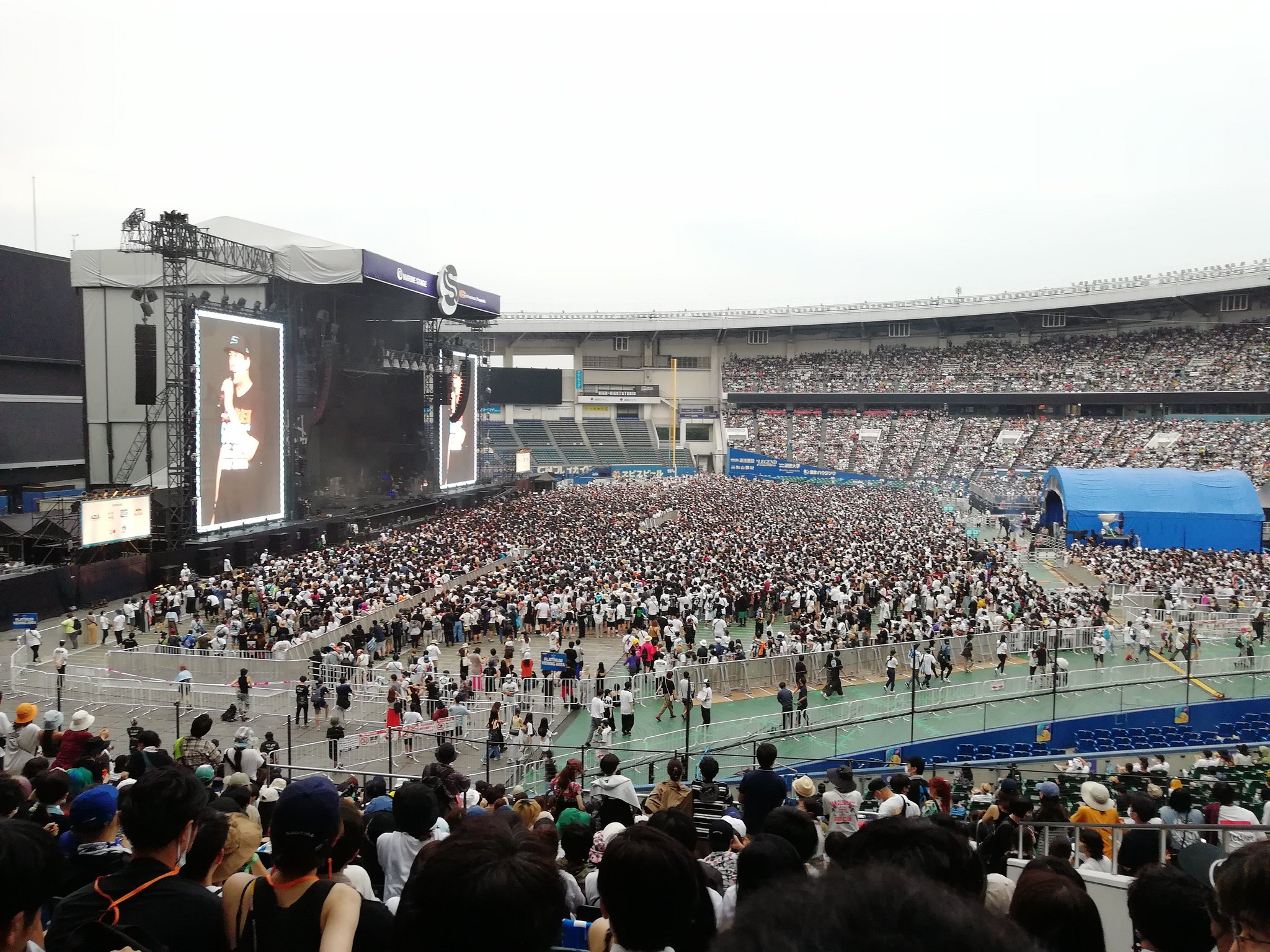 りょうおん on Twitter: "サッシャさん登場。そしてスモークがたかれ、日本代表・King Gnuへ！ #サマソニ #サマソニ幕張 https://t.co/lUW3dfvDsf ...