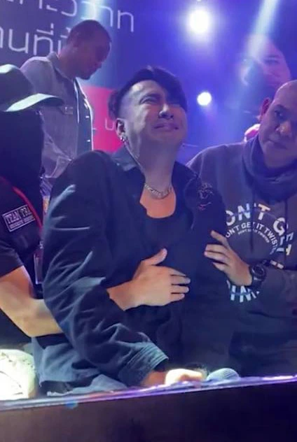 MGROnlineLive on Twitter: "“ดอน” ผู้จัดการที่ดูแลบอล ได้ออกมาเผยความจริงว่าคลิปร้องไห้บนเวที ...