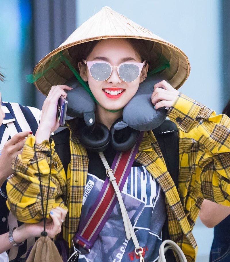 hourly minayeon on Twitter: "170820 minayeon at incheon airport ↳ #NAYEON #나연 #MINA #미나 https ...