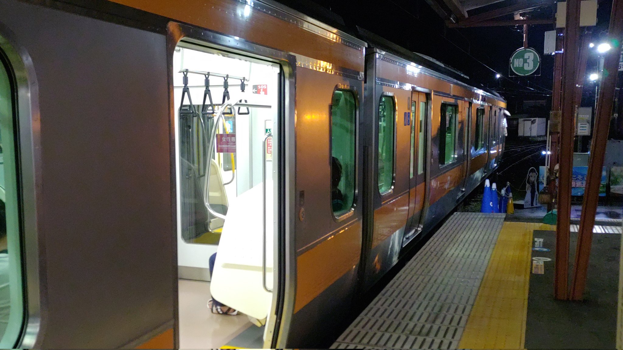 伊藤大河 on Twitter: "E233系の河口湖駅でのドアカット、初めて見ました！ https://t.co/oLCv7thVma" / Twitter