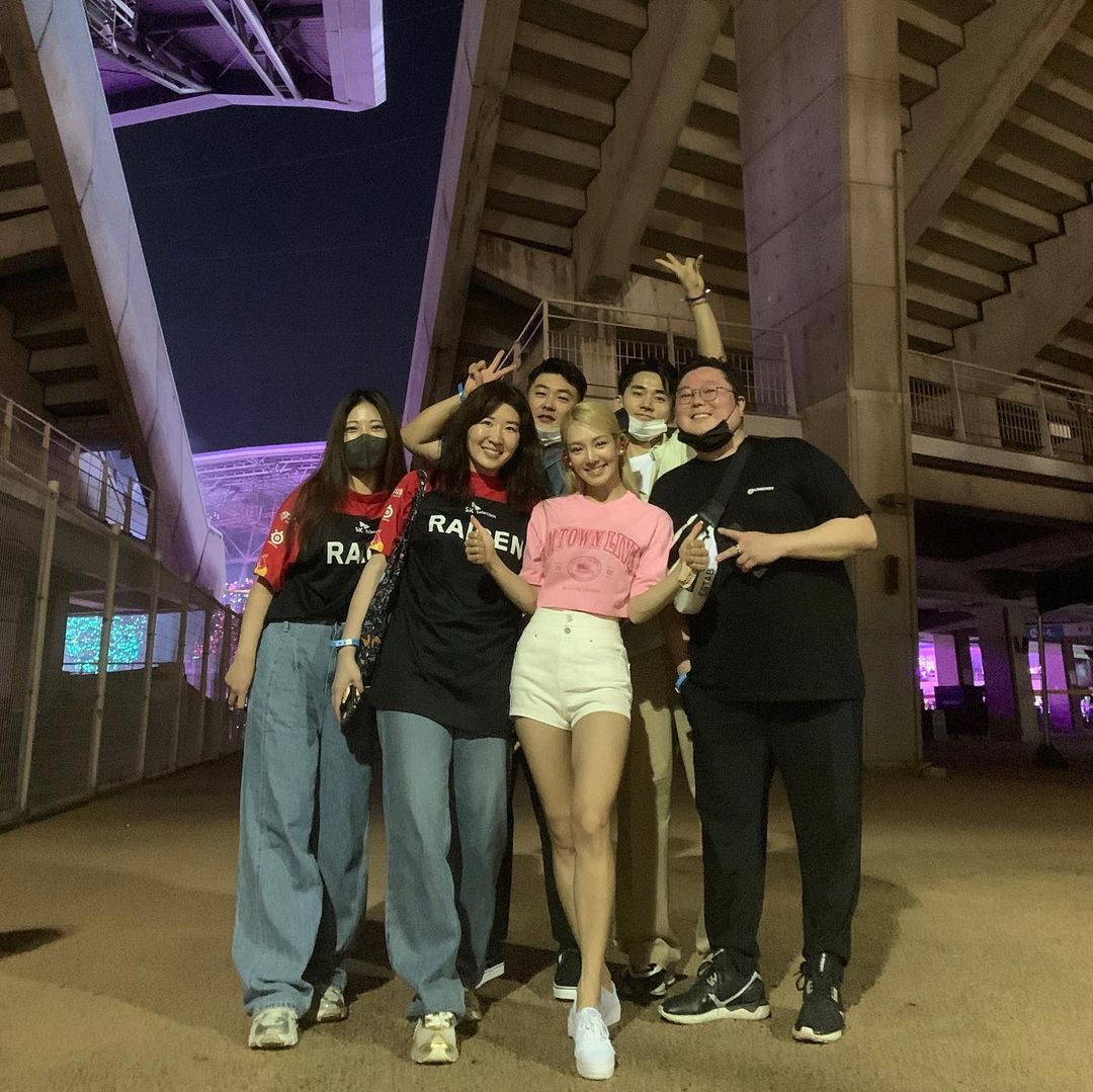 HYU 🕷 DEEP on Twitter: "Hyoyeon with her friends https://instagram.com/p/ChfMh5RvCF2/?igshid ...