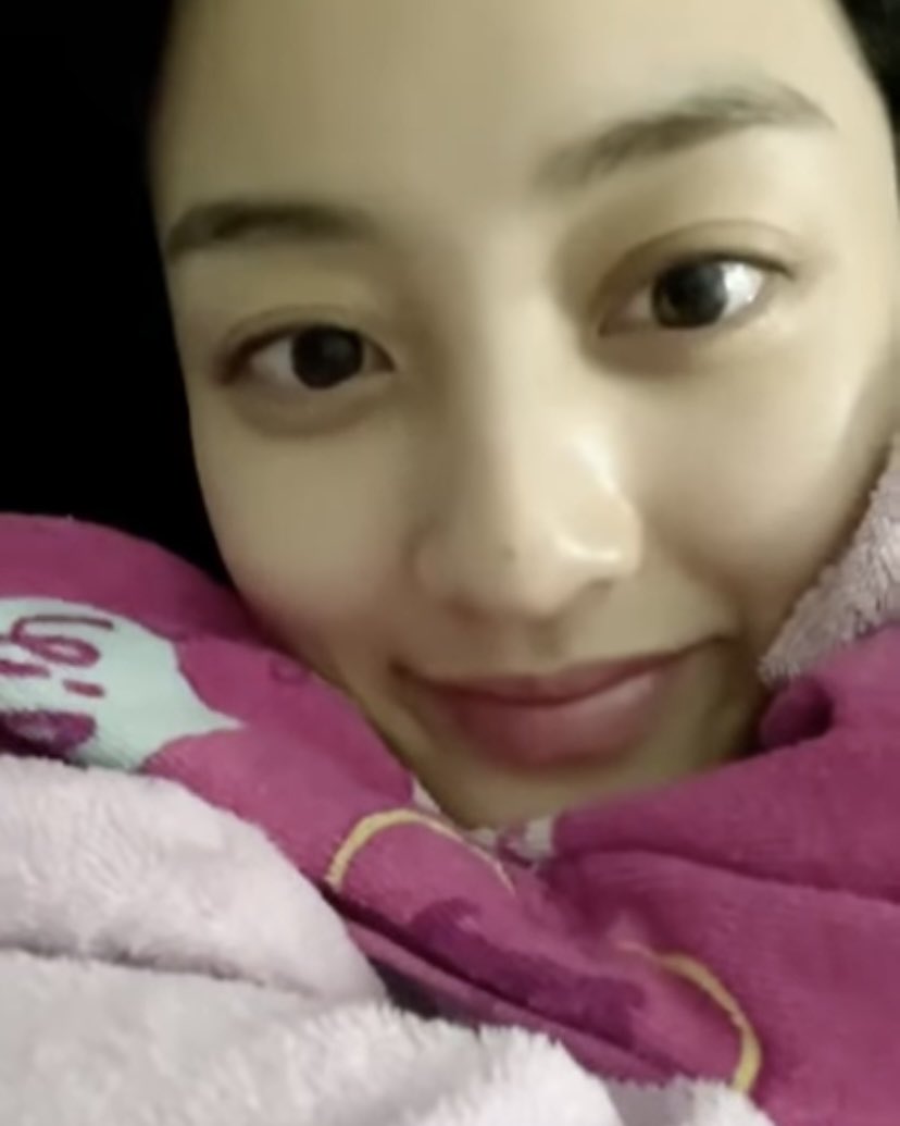 🐻 on Twitter: "just remembered jihyo sleeps with a towel bc it makes ...