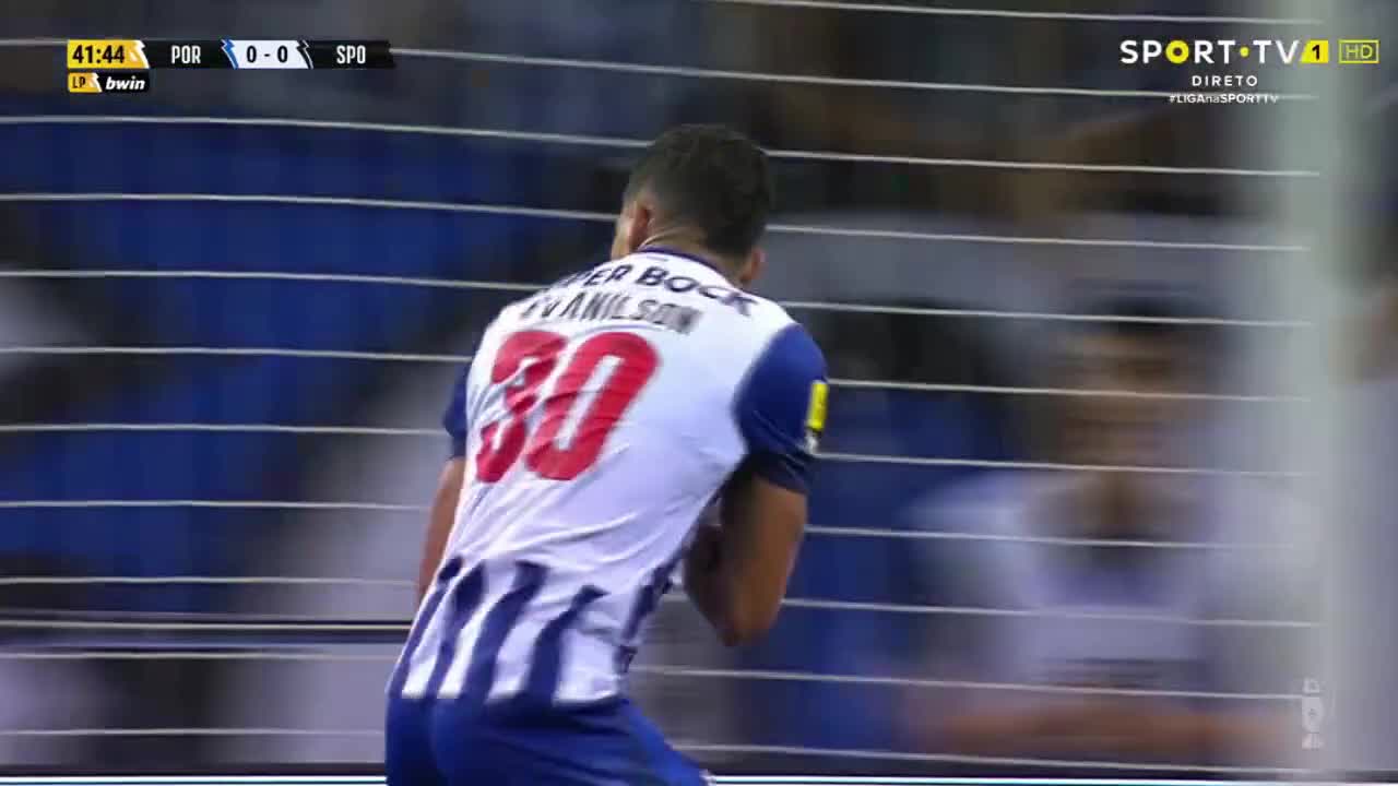 SPORT TV on Twitter: "EVANILSON!!! ⚽️ Marca o FC Porto em cima do intervalo e coloca-se em ...