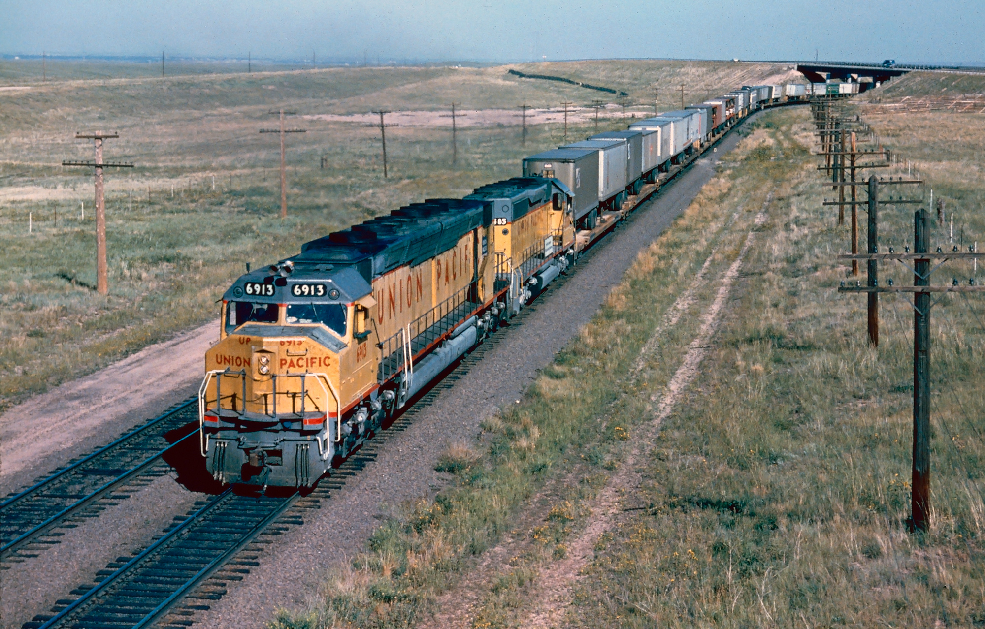 American-Rails.com on Twitter: "Union Pacific DDA40X "Centennial" #6913 and an SD40-2 lead ...