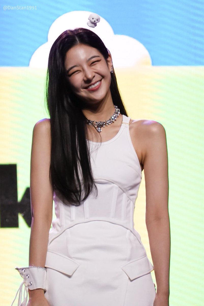 lia contents on Twitter: "choi lia is so stunning"