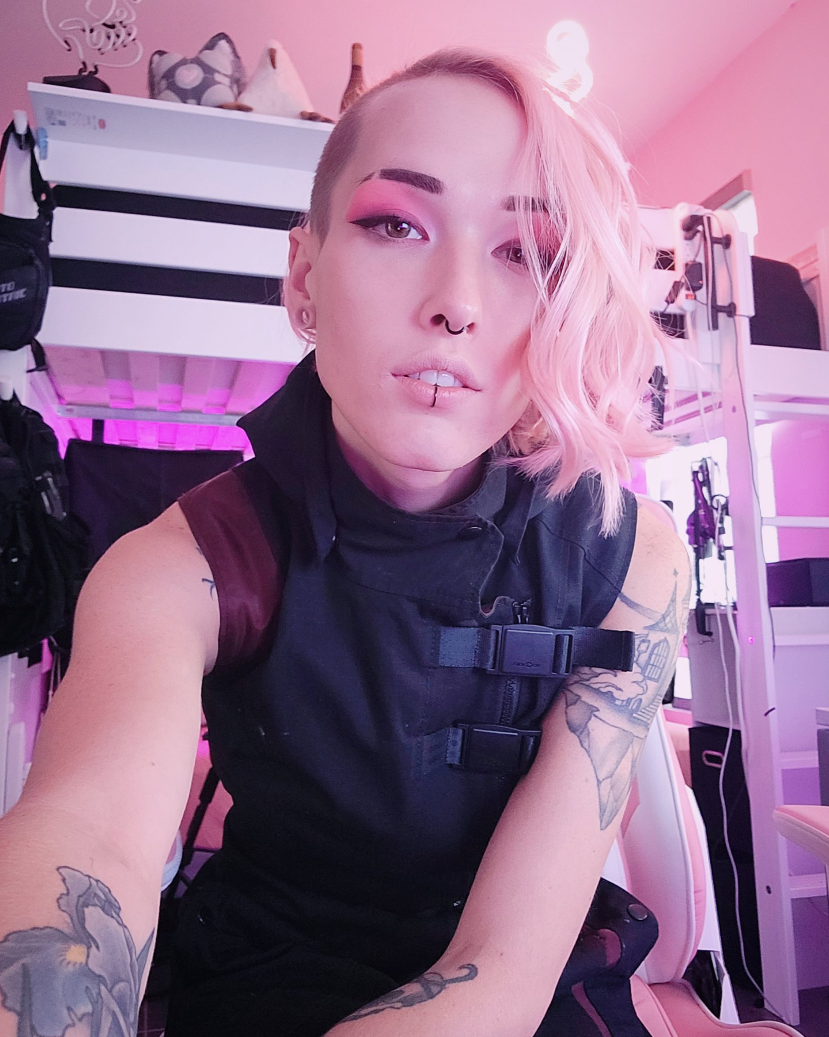 𝘔𝘪𝘴𝘴𝕽𝖊𝖉𝘓𝘪𝘯𝘦 on Twitter: "Pastel goth; cyber streetwear edition 🤍 https://t.co/fuAstU9r0i" / Twitter