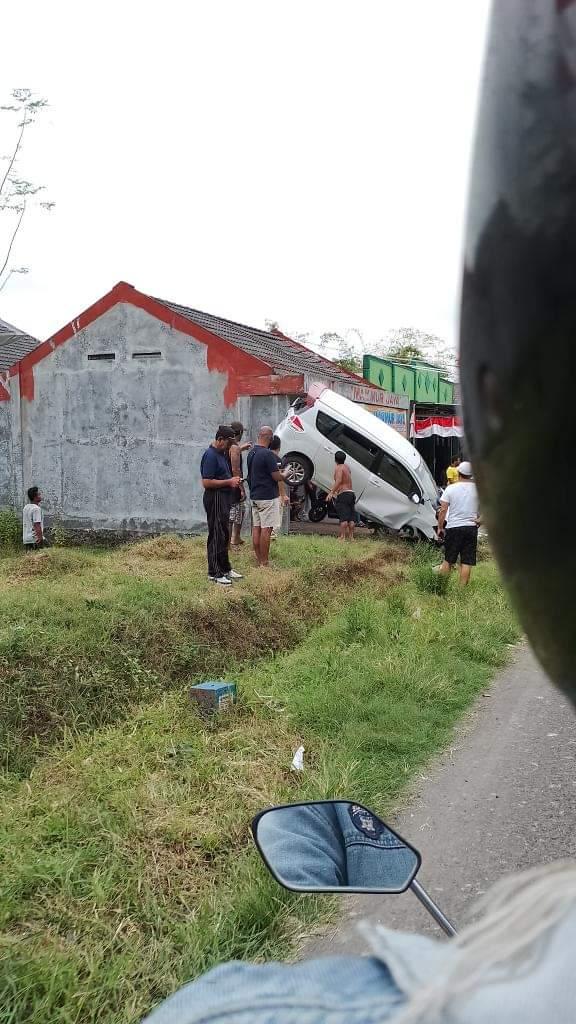 IG: Merapi_Uncover on Twitter: "[Breaking News] Ada kecelakaan di jl. Kopeng KM5 Magelang min ...