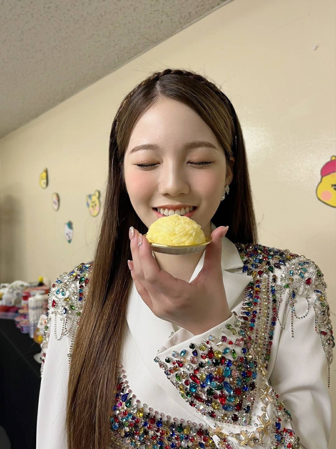 NiziU on Twitter: "[#NiziU_CAM] 食べちゃいました♡ #AYAKA #NiziU_tour #LivewithU2022 #Light_it_Up #NiziU ...