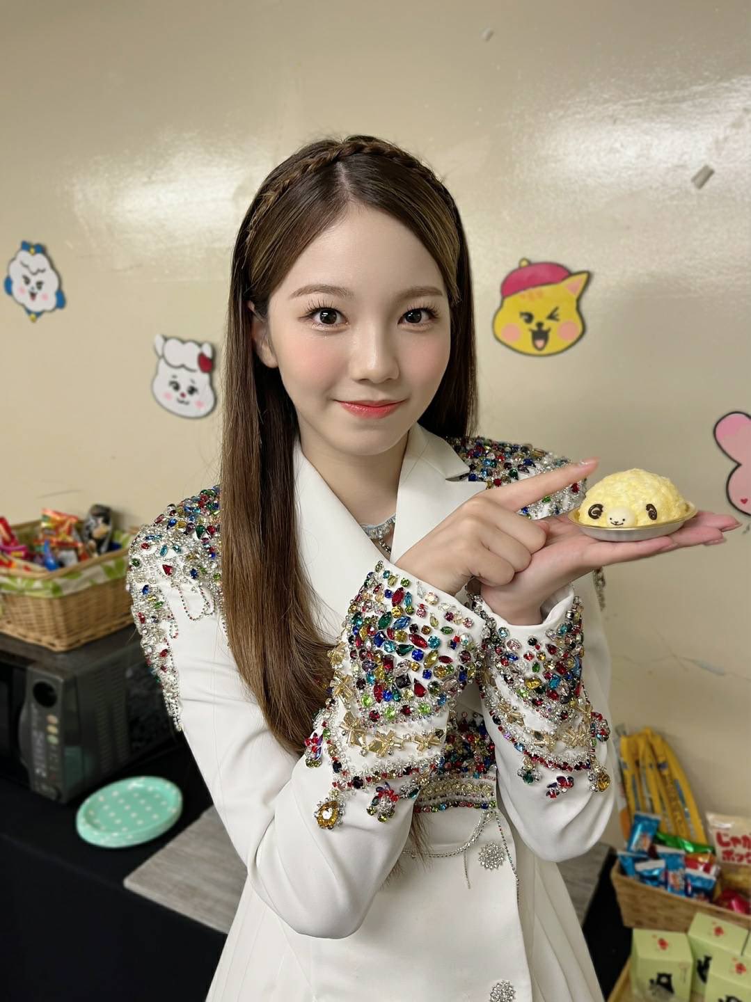 NiziU on Twitter: "[#NiziU_CAM] 食べちゃいました♡ #AYAKA #NiziU_tour #LivewithU2022 #Light_it_Up #NiziU ...