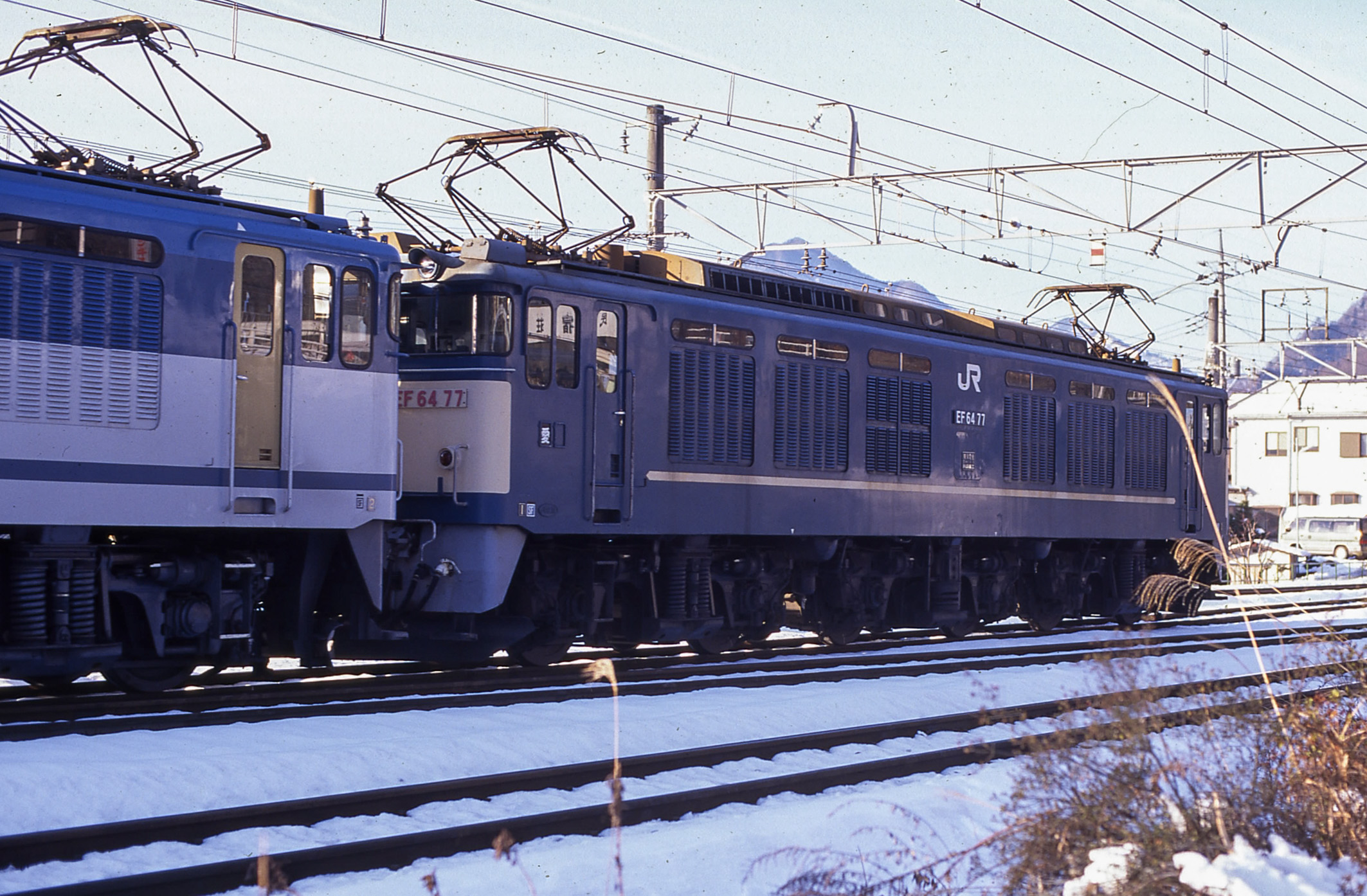 しおつ JK1GTF on Twitter: "古い写真を探していると、別の写真が見つかる。1998年1月の四方津駅にて、元お召機EF64-77号機の貨物運用。 #中央本線 #EF64 ...