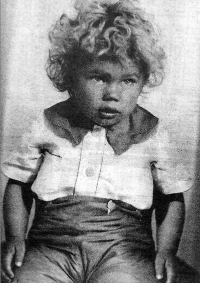 Araknne on Twitter: "Fred Walter Stephen West nació en 1941 en Gran Marcle (Inglaterra). Sus ...