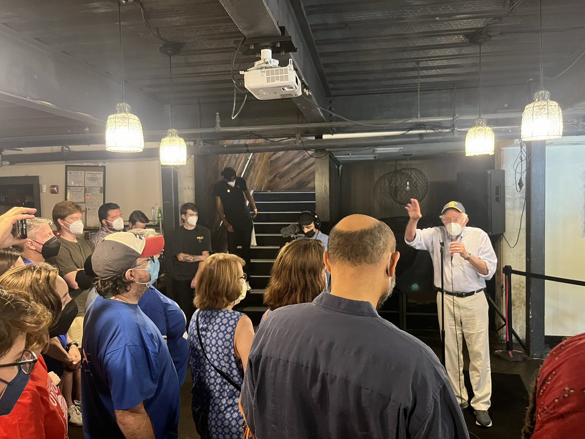 Photo: Bernie Sanders joins picket line today with striking Starbucks ...