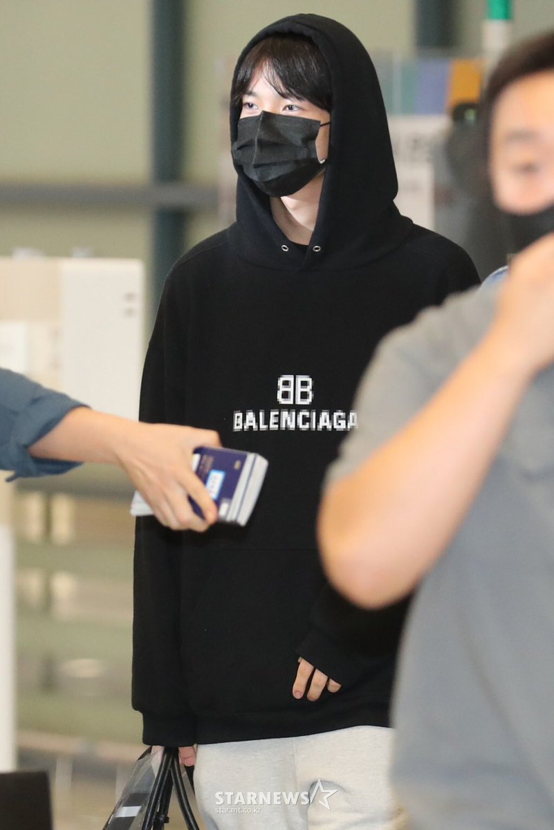๐ง๐ฒ๐ฎ๐บ ๐ก๐ช On Twitter Rt Enhypenupdates Airport 220822 Heeseung Arrives At Incheon Airport