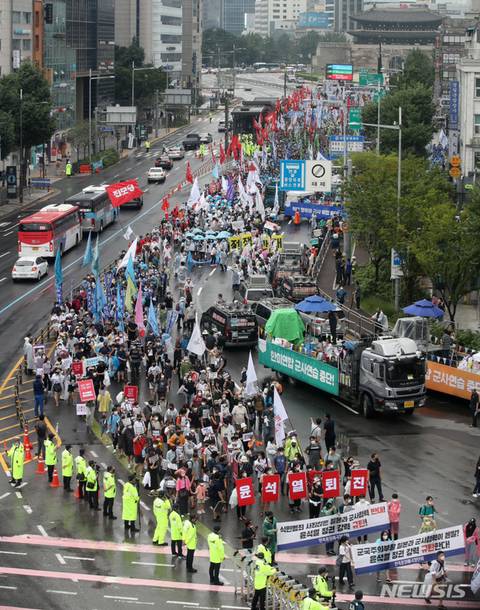 인스티즈(instiz) on Twitter: "매주 열리는데도 모르는 사람많은 윤석열 퇴진시위 (링크에 더있어요👉) https://instiz.net/pt/7214146"