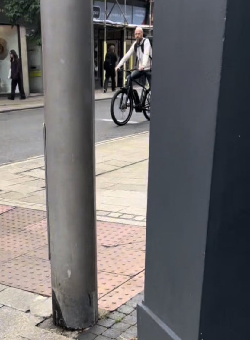 george on Twitter: "Erik ten Hag casually riding his electric bike through Manchester https://t ...