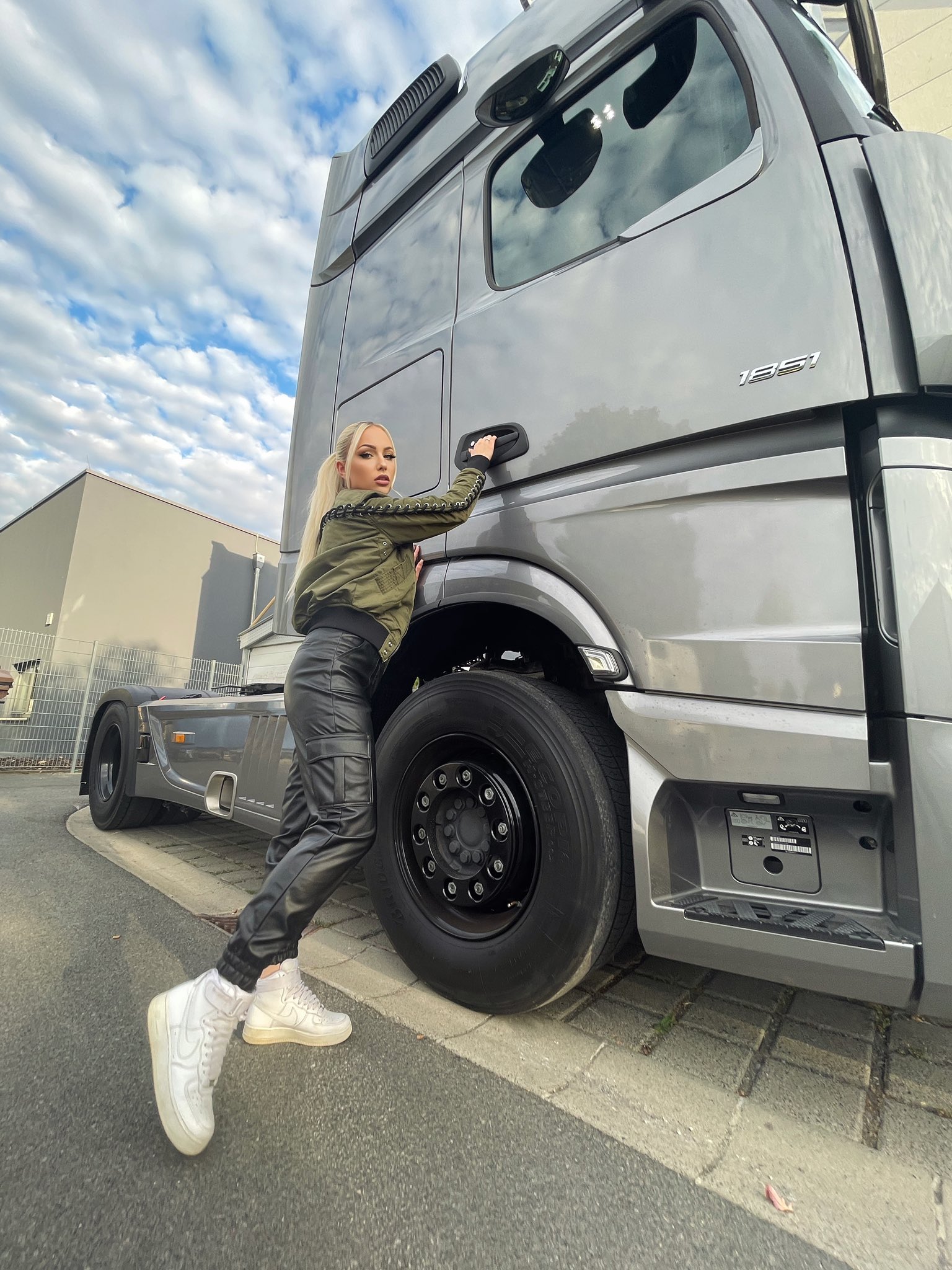 TW Pornstars - 1 pic. Just Lucy 👙. Twitter. Ihr habt Fragen? - ich auch ...