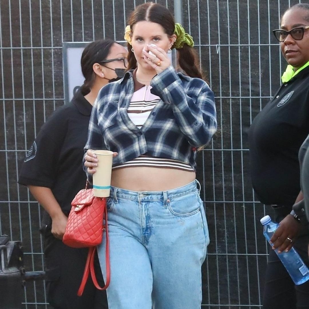Lana Del Rey Nation on Twitter: "EITA COMO É GOSTOSA: Lana Del Rey foi vista ontem (03) num ...