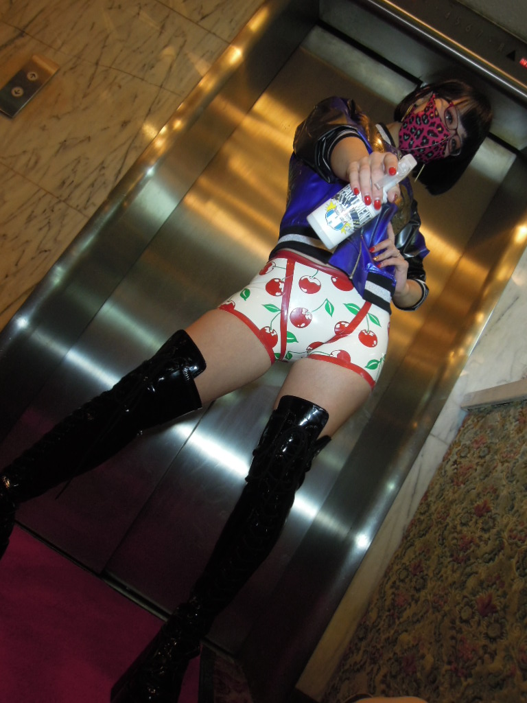 ゴッホ今泉 on Twitter: "昨晩「デパートメントH 2099」より、強力消毒除菌ギャル北見えり嬢、見参！＠eri_kitami https://t.co/tV5qQ0PgsW ...