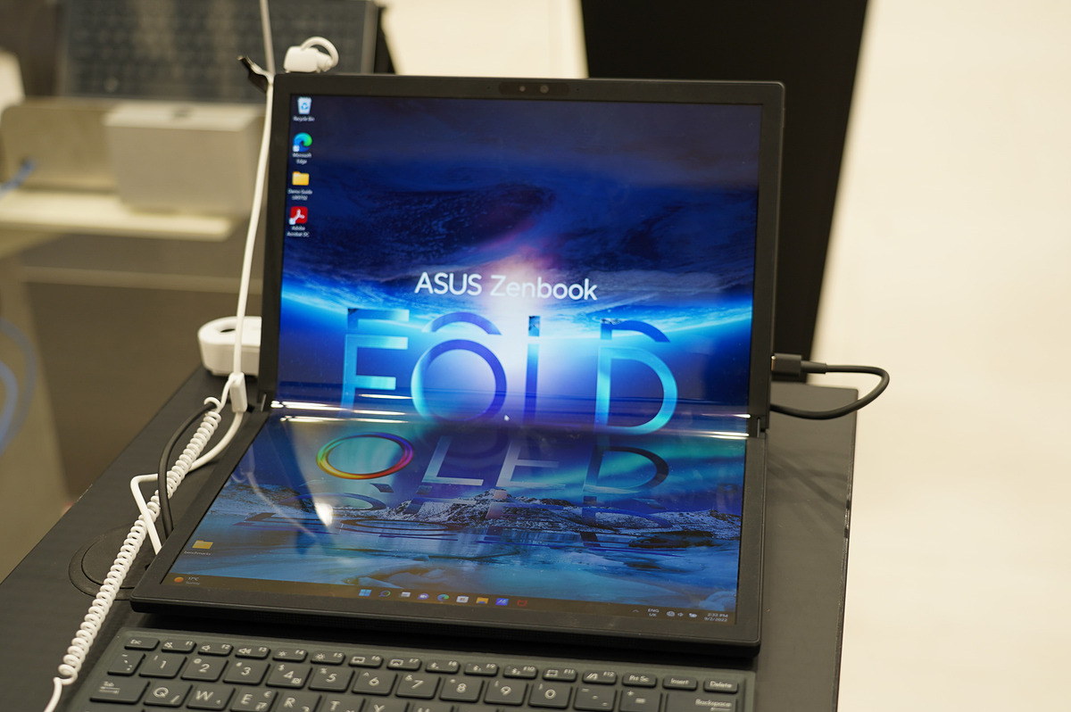 りん🎀 on Twitter: "RT @pc_watch: ASUS、折り曲げPCとして世界最大画面のZenbook 17 Fold OLEDをIFAで発表 https://pc.watch ...