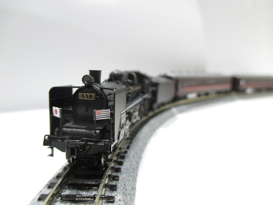 KATO京都駅店 on Twitter: "【C57 7鉄道100年記念列車】 昭和47年10月14日に汐留-東横浜間を走った記念列車をイメージしてC57 7とスハ32系客車赤帯6両セットを ...