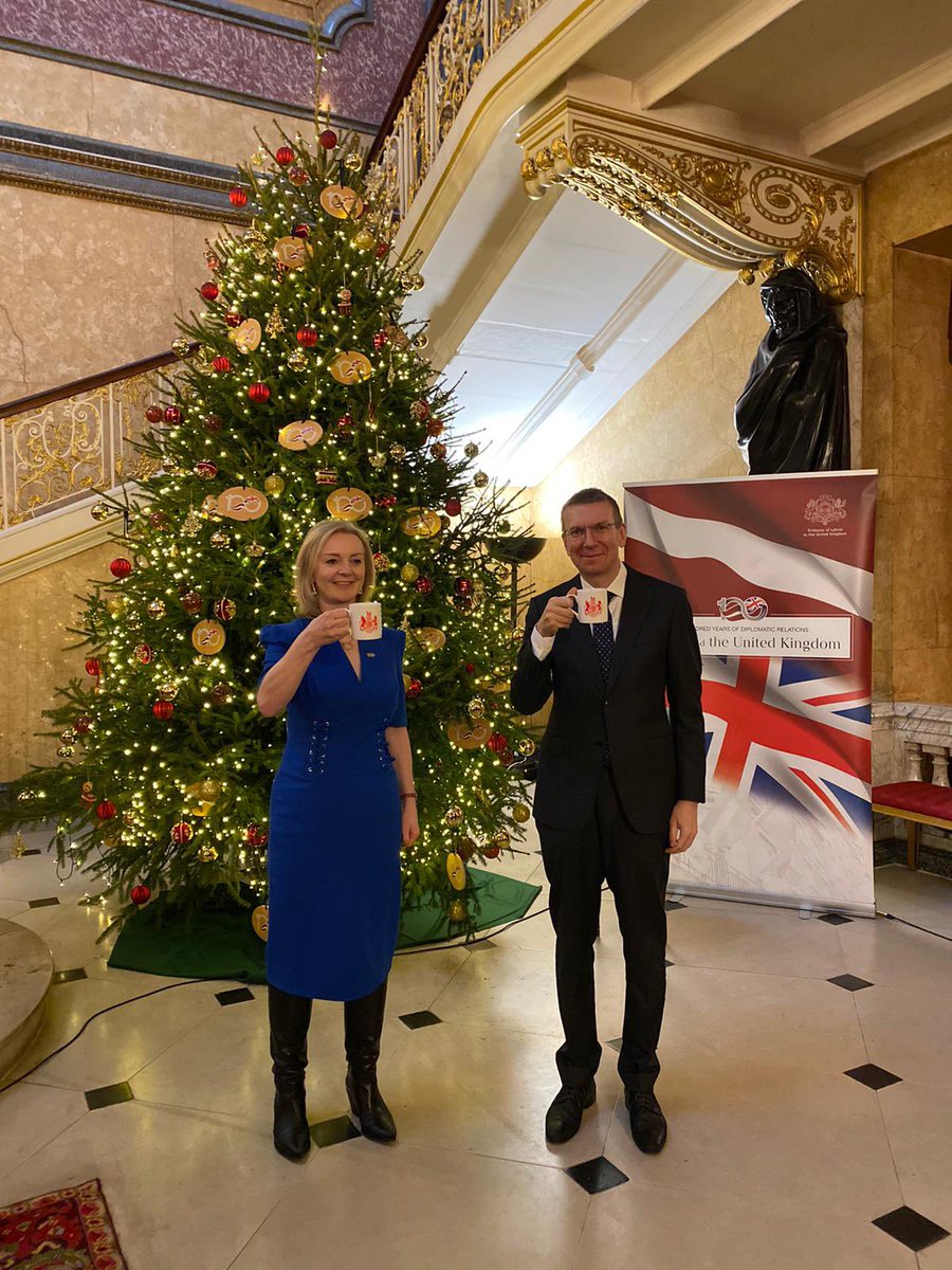 Edgars Rinkēvičs on Twitter: "Pagājušajos Ziemassvētkos ar kolēģi Lizu Trasu ieskandinājām ar ...