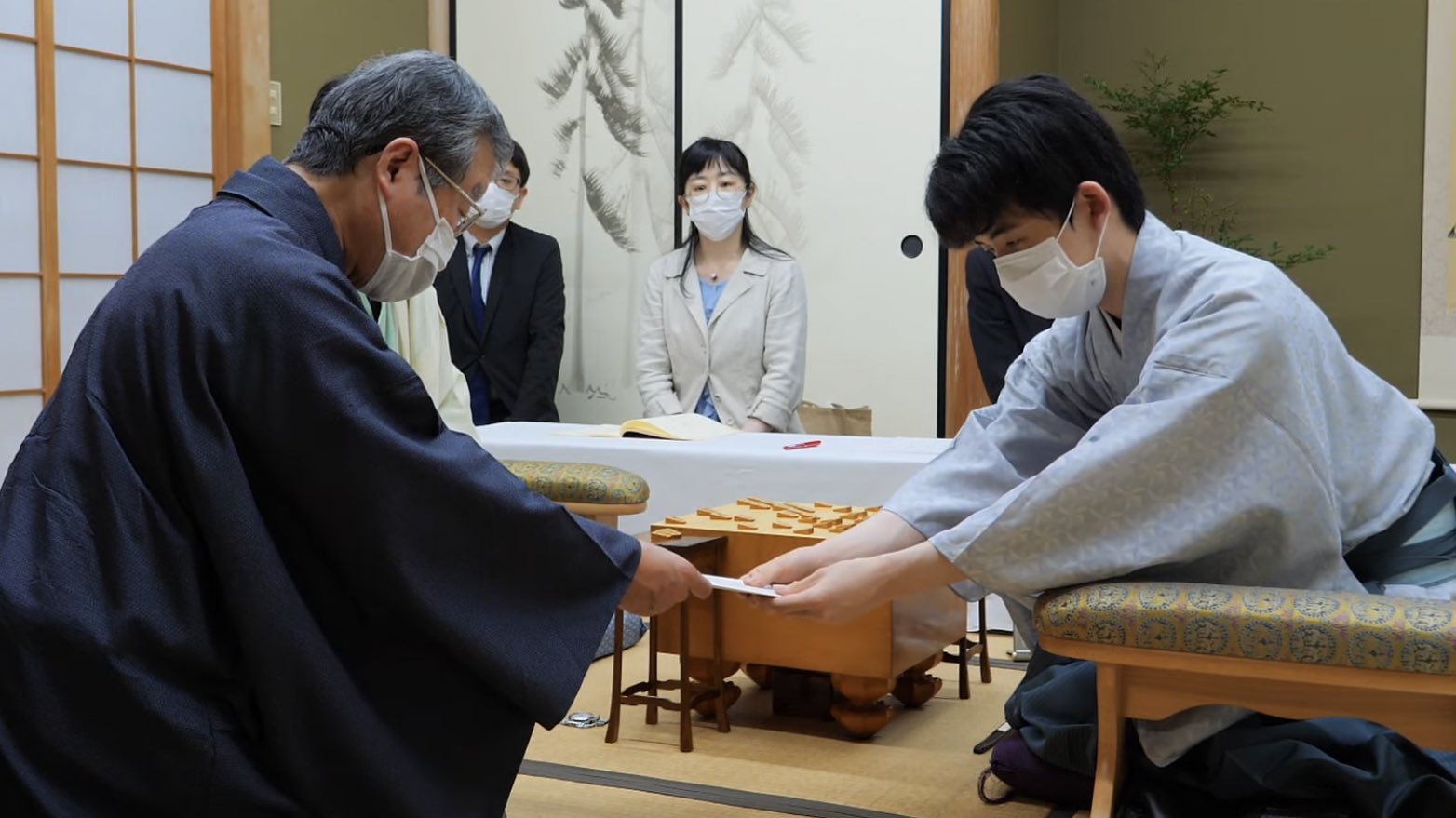 中日新聞 東京新聞 将棋【公式】 On Twitter 藤井聡太王位の選択は⁈ 王位戦第5局 封じ手 7m1xvvsmen