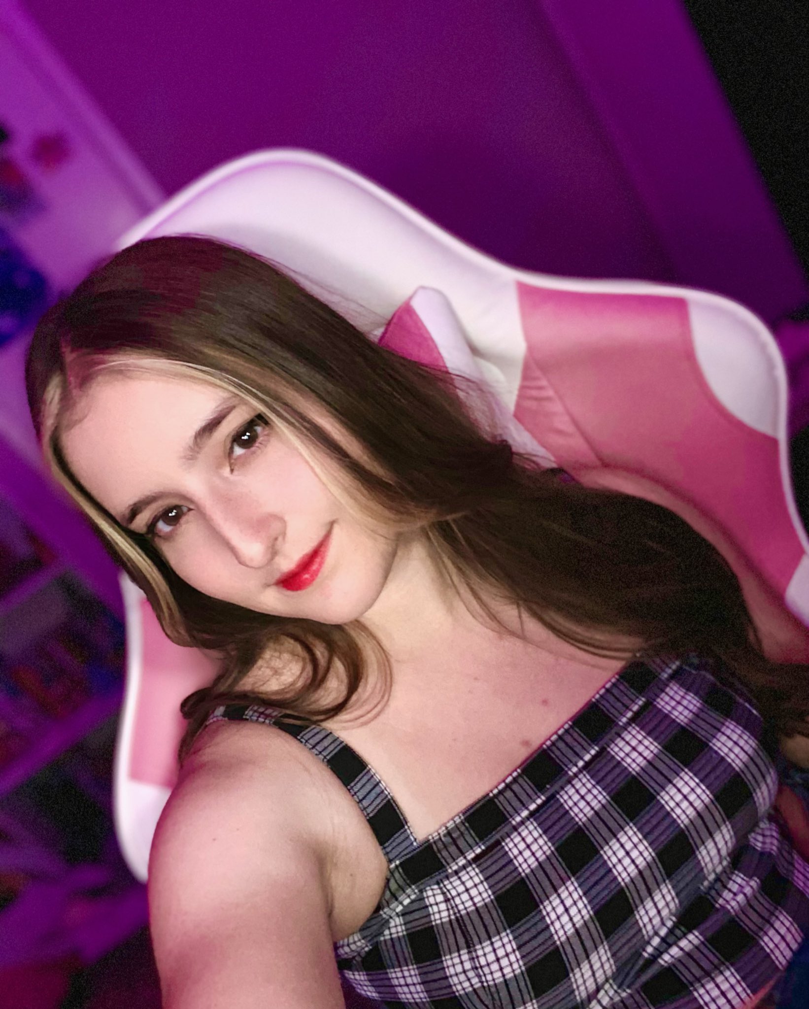 Cassy๐ On Twitter Hiii Twitchgirls Is Trending I Happen To Be A Girl That Is Ok Twitch โฅ๏ธ