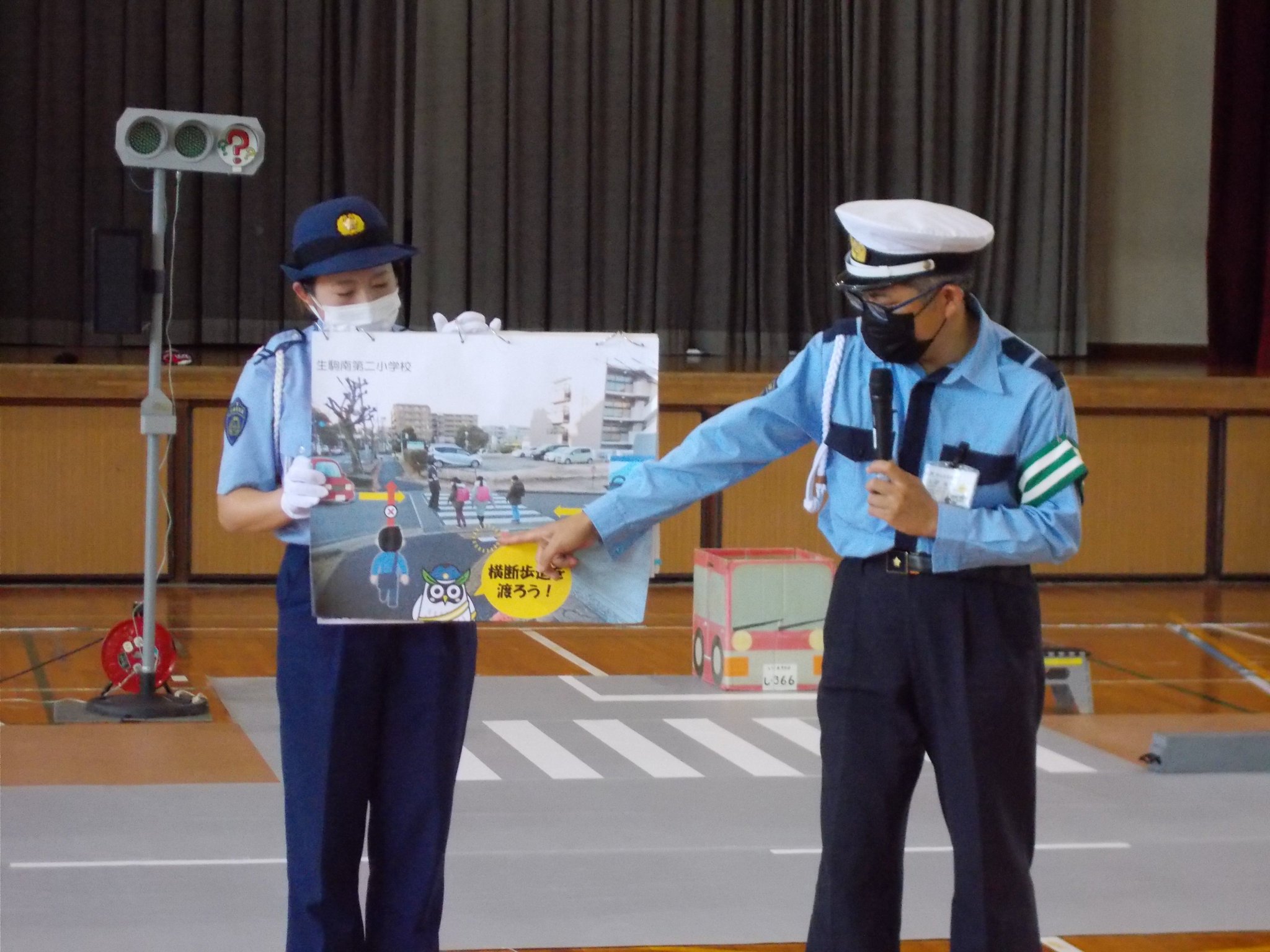 生駒南第二小学校 On Twitter 96 1年生対象に交通安全教室が行われました。子どもたちは、警察や市役所の防災安全課の方の話を聞いた後、体育館に準備された設備を使って、実際に道路