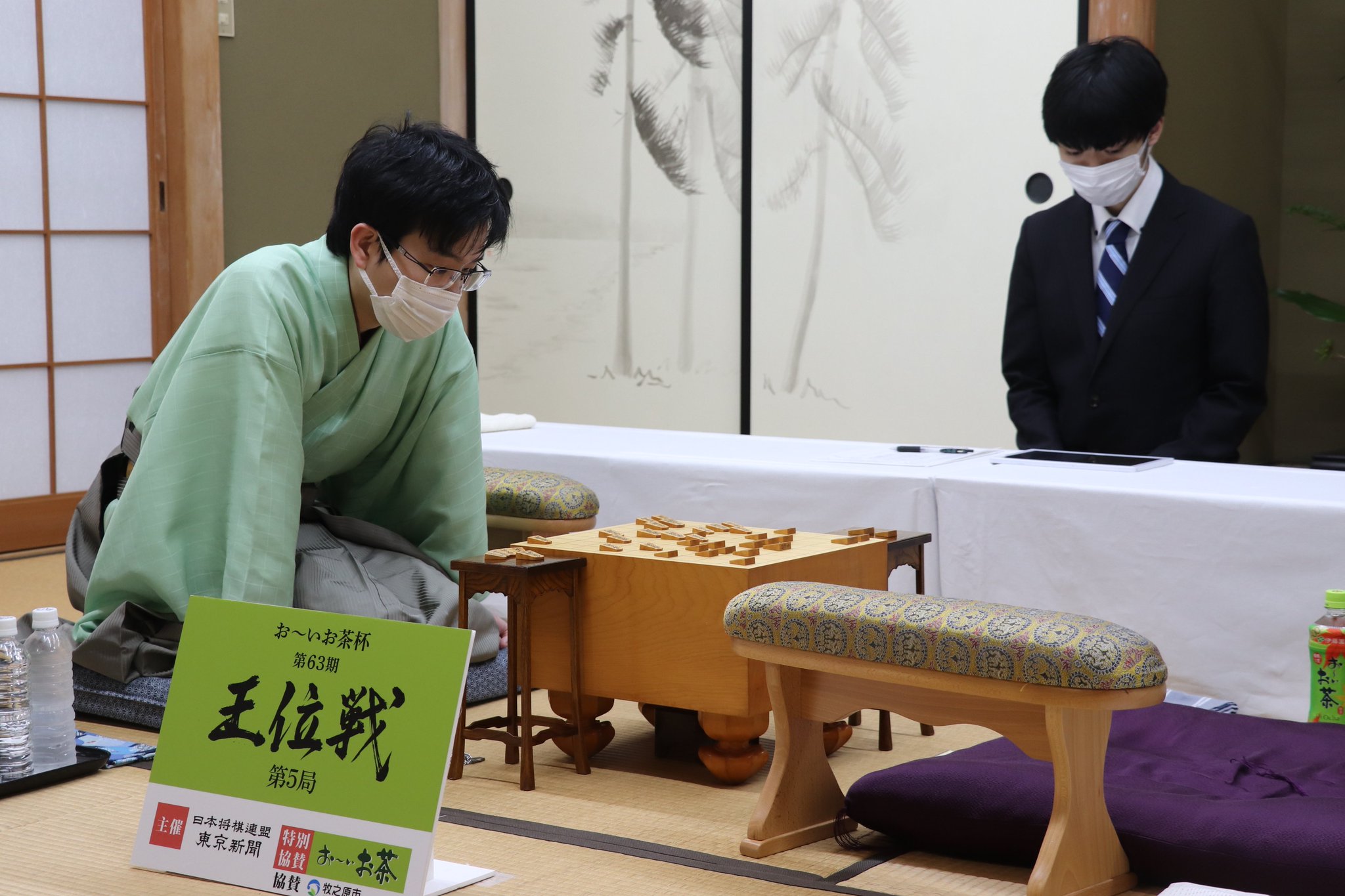 中日新聞 東京新聞 将棋【公式】 On Twitter 王位戦 第5局2日目の昼食休憩が終わり、午後1時半に対局が再開されました。1時14分に対局室に戻った豊島九段は盤上を見つめ、微動