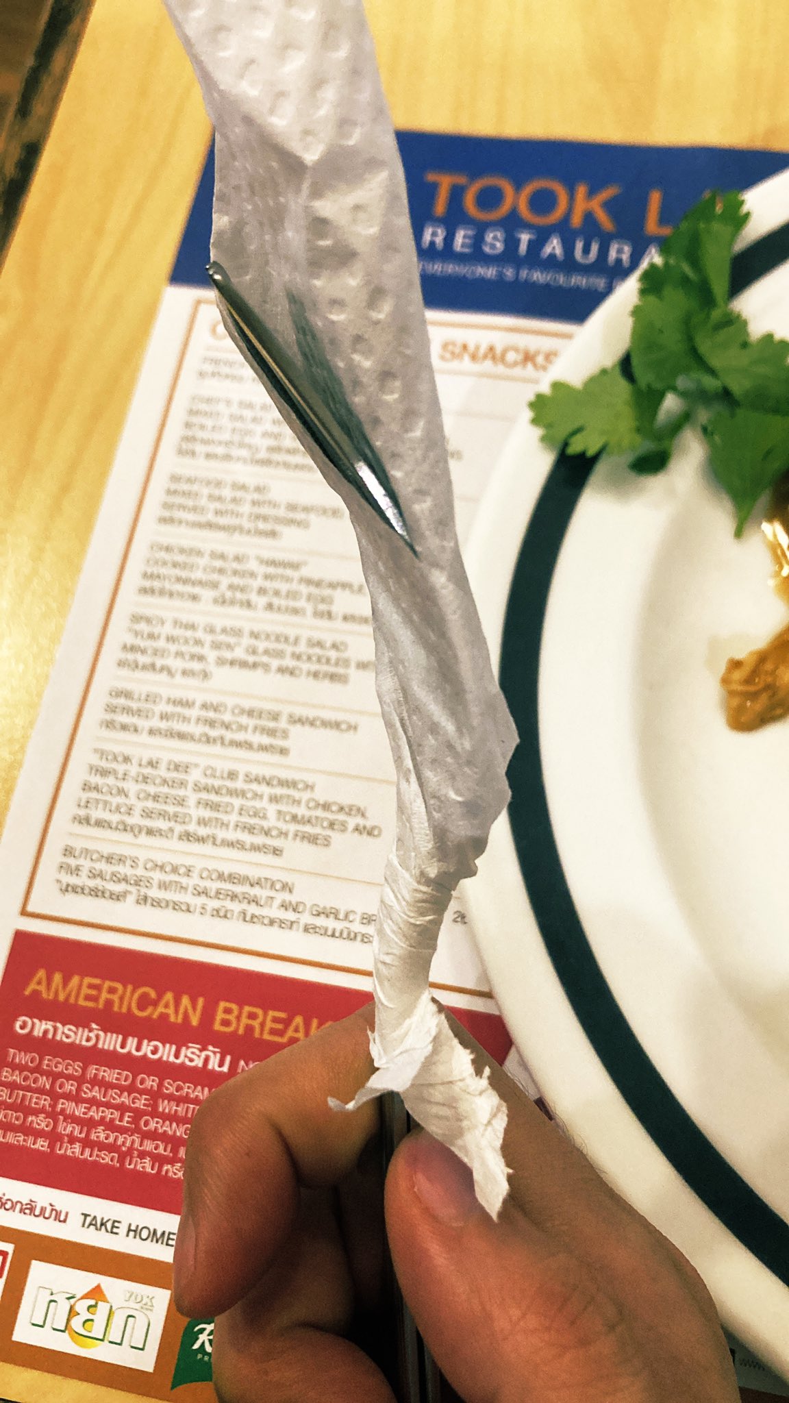 prathan.eth on Twitter: "ถูกและดีควรทำไกด์สอนว่าแกะช้อนส้อมยังไงให้ได้ทิชชู่เช็ดปาก ไม่ใช่ ...