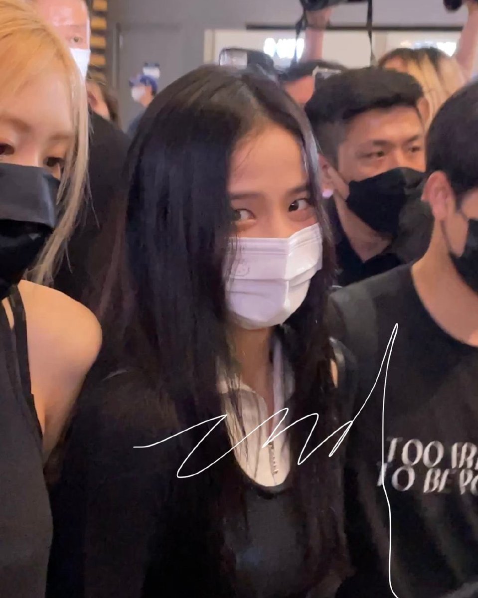 “Too beautiful (that I’m gonna d1e), Jisoo eonnie 🥹 The outfit today is ...