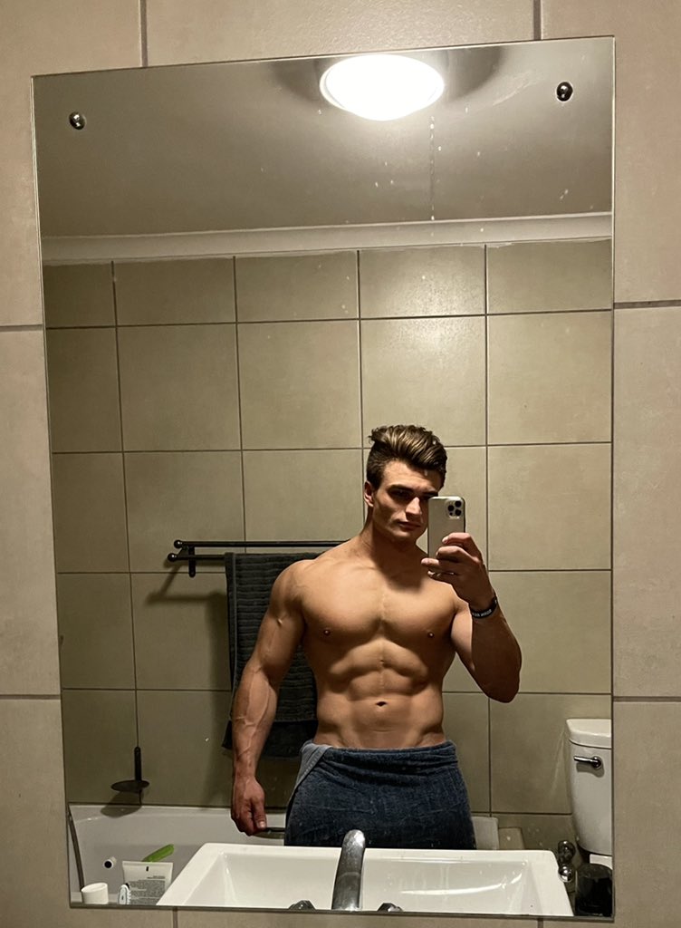 Sixam on Twitter: "RT @JamesWorldly: The towel does come off 😈 https ...