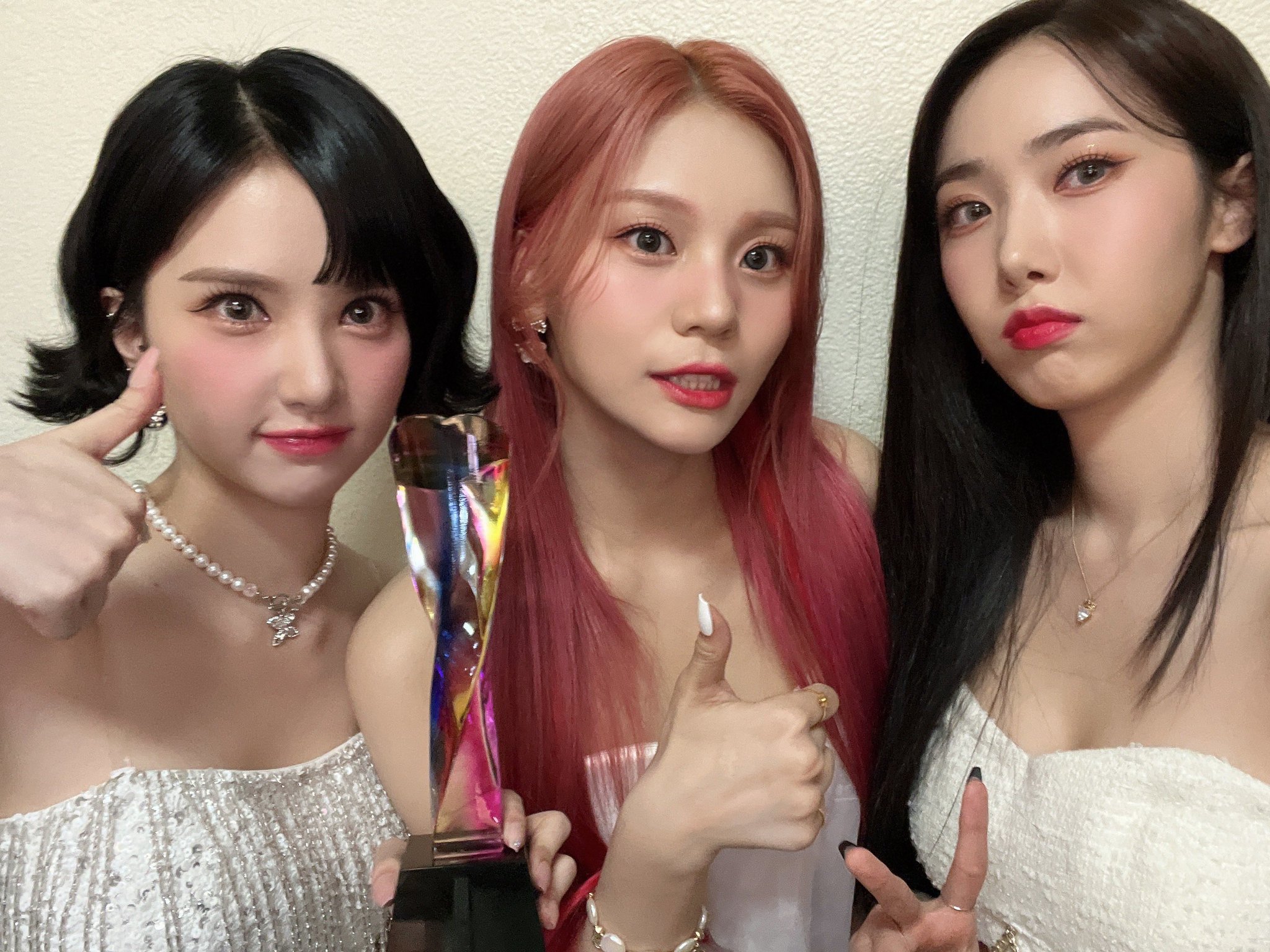 VIVIZ on Twitter: "[#VIVId_dayZ] 📸 2022 K 글로벌 하트 드림 어워즈 완료 나비 여러분의 뜨거운 사랑 덕분에 K 글로벌 핫스타 상을 수상하게 ...