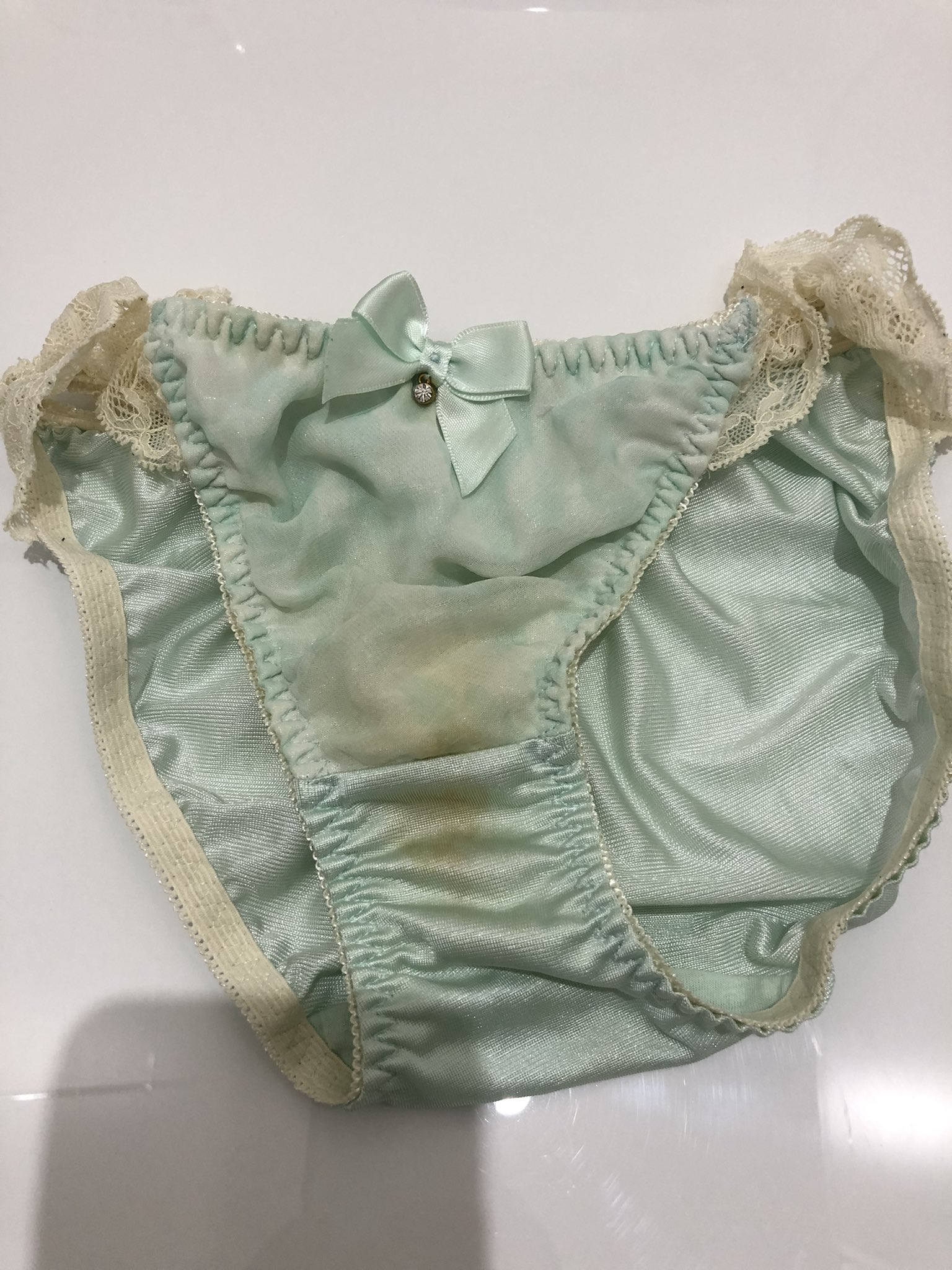 Szstg On Twitter 友達の家に遊びに行ってきました。 彼女と同棲してるので、友達が電話してる隙にトイレに行く前に洗面所へ
