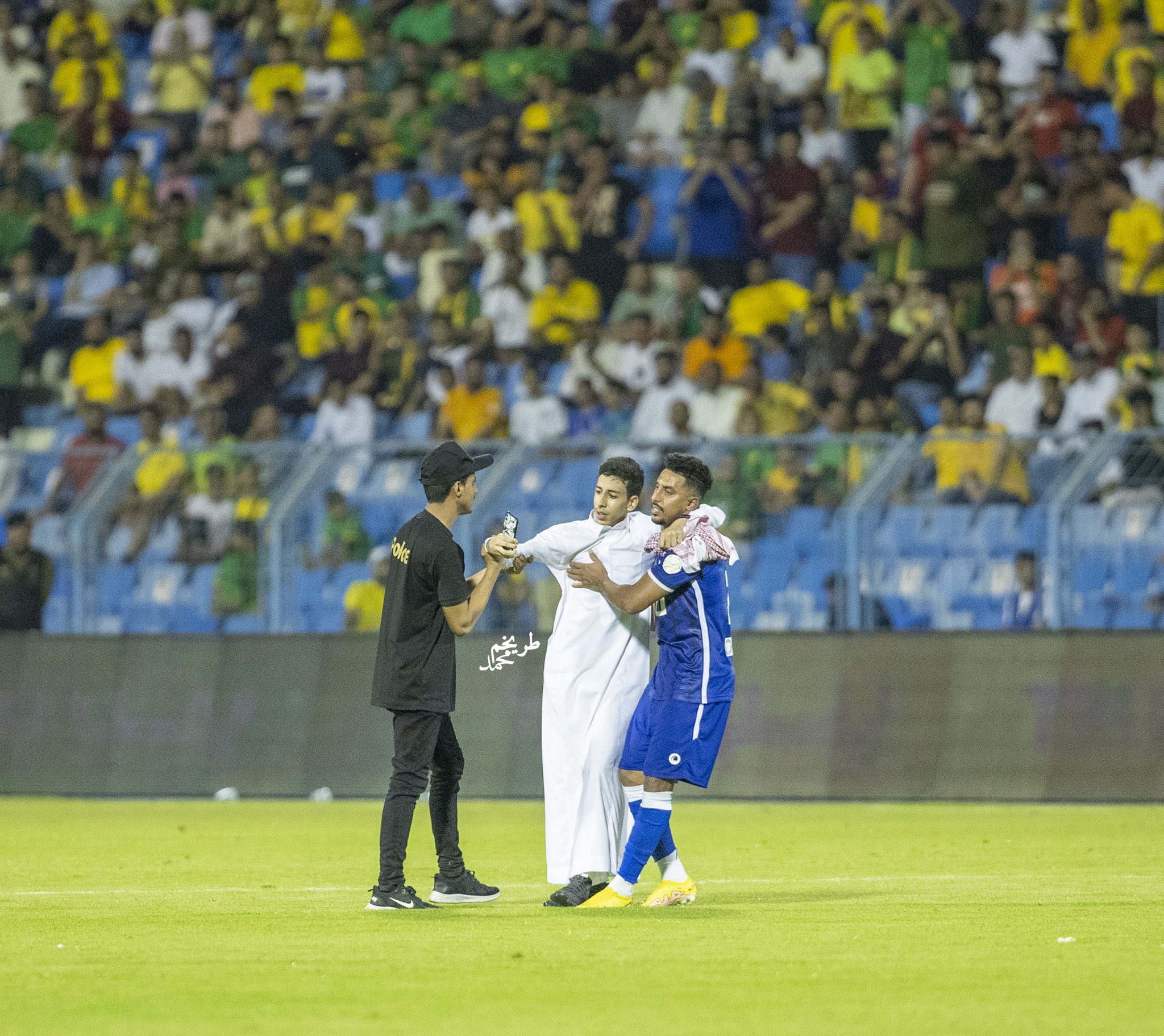 أخبار الهلال On Twitter 📸 مشجع هلالي يدخل أرضية الملعب ويلتقط سلفي مع