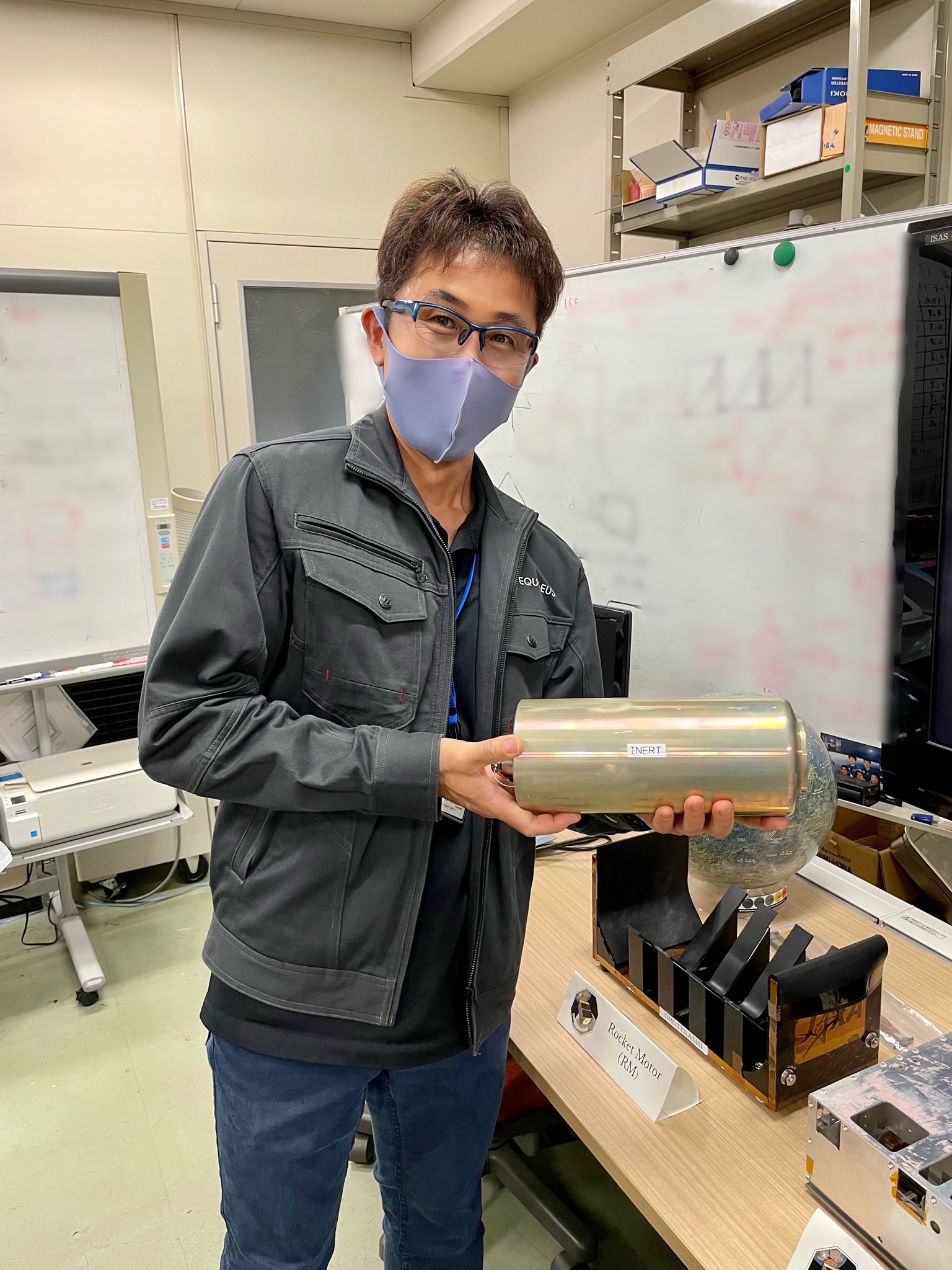 Abe Shinsuke 阿部新之助 on Twitter: "OMOTENASHI搭載の超小型固体ロケットモーターを持たせて頂きました. 燃料抜きでもずっしりと重い! 詳しくはJAXA森下 ...