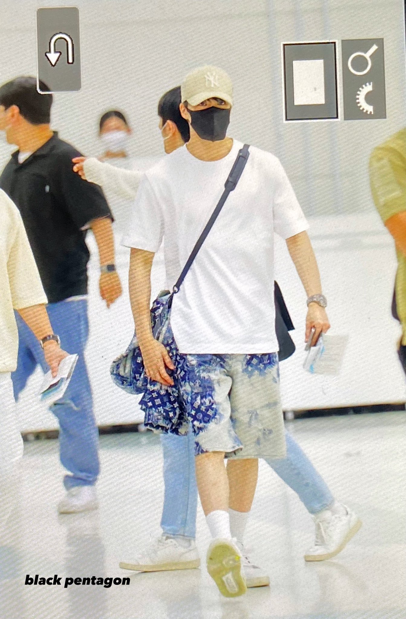 BLACK PENTAGON on Twitter: "220826 HND 입국 #제노 https://t.co/qIpFkHwFgK" / Twitter