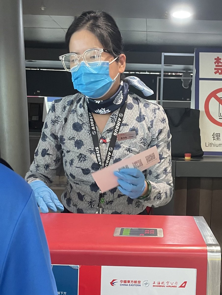 我的长腿女友叫eva On Twitter 就是喜欢坐东航的航班,因为看到这么多穿东航制服的小姐姐,就会莫名的兴奋!这身衣服真是 太欲”了,eva要是空姐的话,也应该有很多人偷拍她