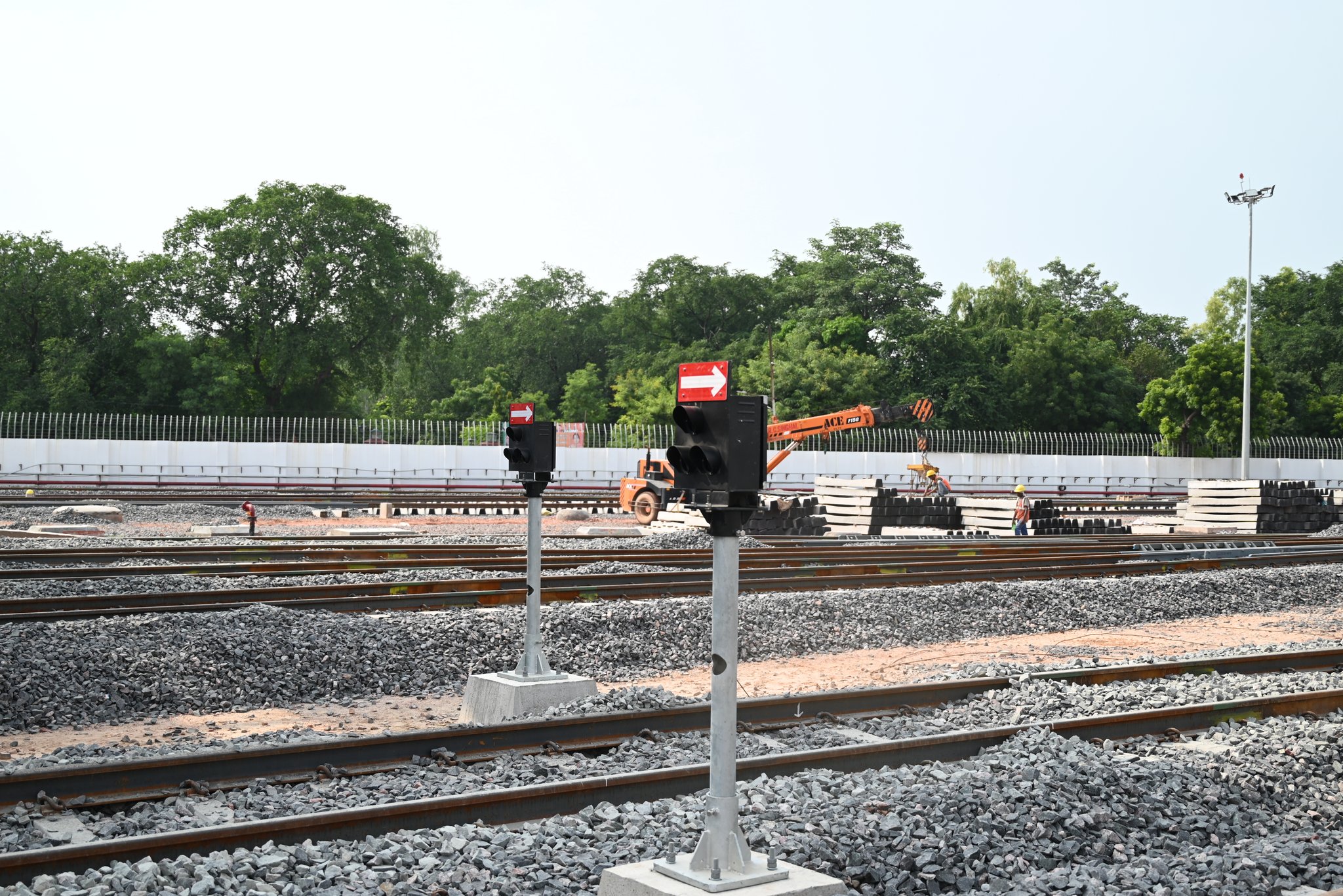 Agra Metro: Installation of Signals begins; Metro trains to communicate ...